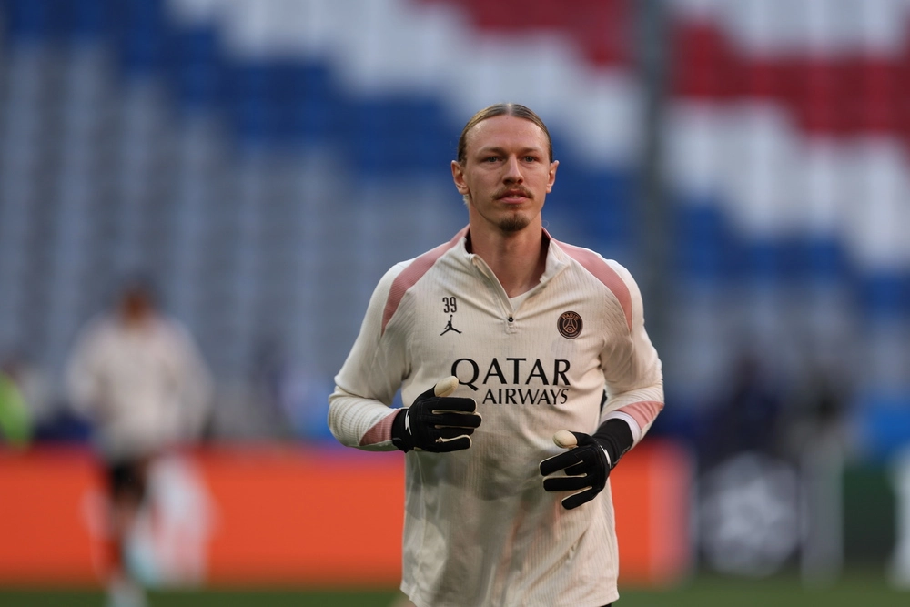 «ПСЖ» стер Сафонова с командного фото - Новости Футбола - BOMBARDIR